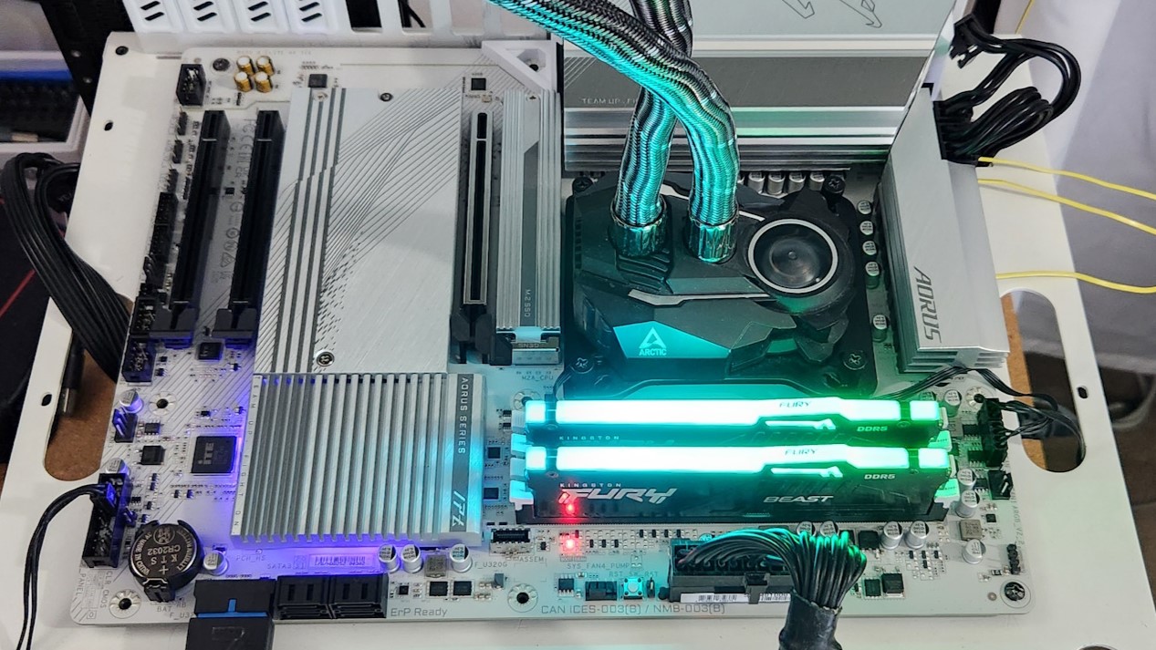 Review da Gigabyte B650 Aorus Elite AX Ice: Desempenho Gelado e Rico em ...